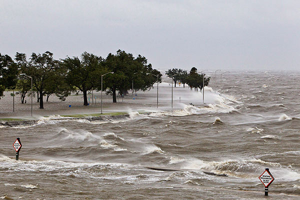 Hurricane Isaac Making Its Way Over New Orleans Area, Testing Levee ...